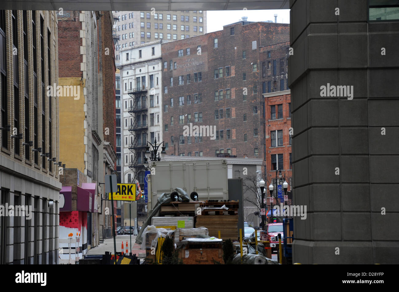 A view of a narrow back alley in Detroit, USA, 13 January 2013. Photo ...