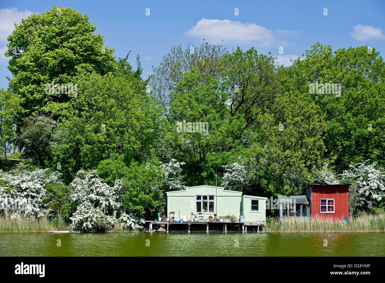 Canal cottages cottage hi-res stock photography and images - Alamy