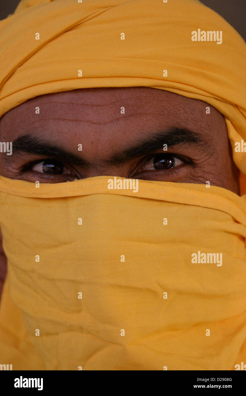 Tunisia, Tunis. Tunisian Man In Desert Garb Stock Photo - Alamy