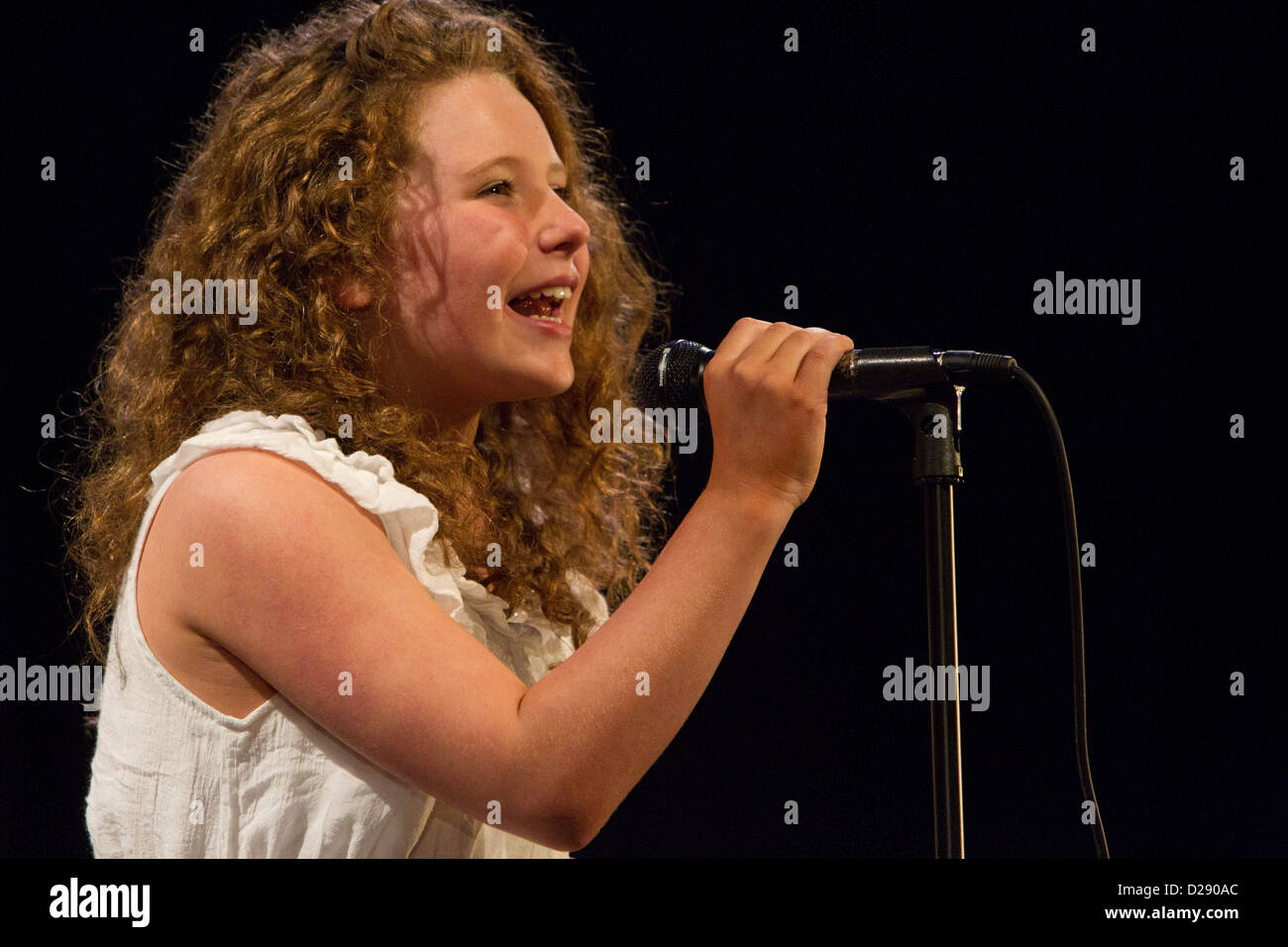 Teenage singer hi-res stock photography and images - Alamy