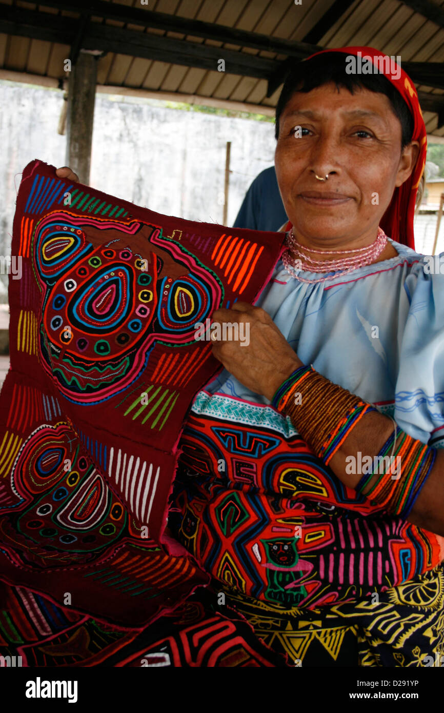 Kuna woman selling molas in portobelo hi-res stock photography and ...