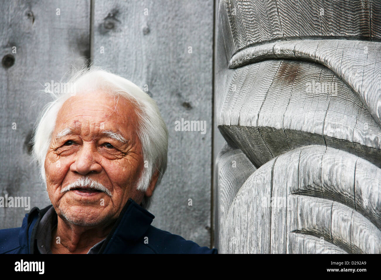 Master carver frontal pole carving house haida hi-res stock photography ...