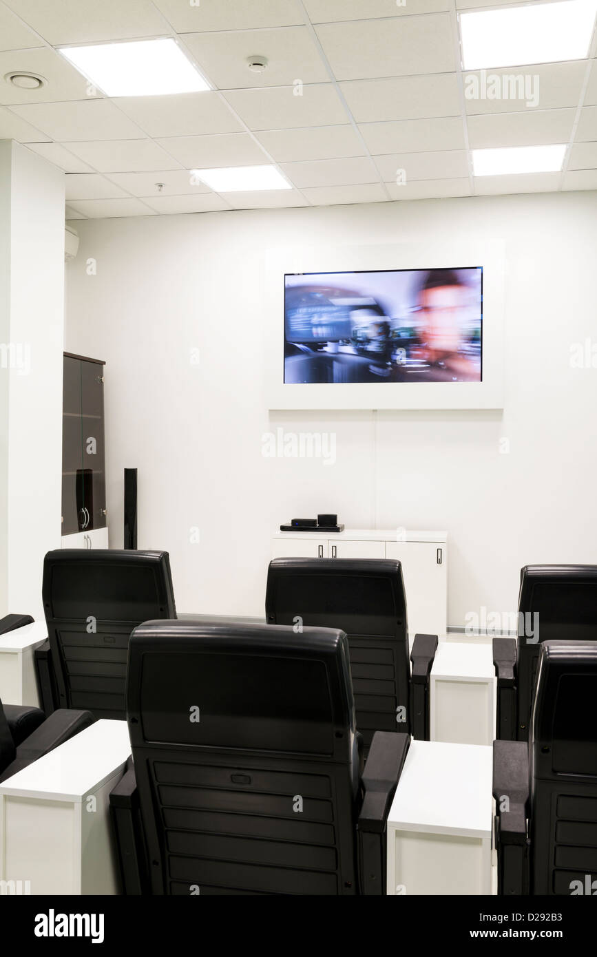 Training room with monitor hi-res stock photography and images - Alamy