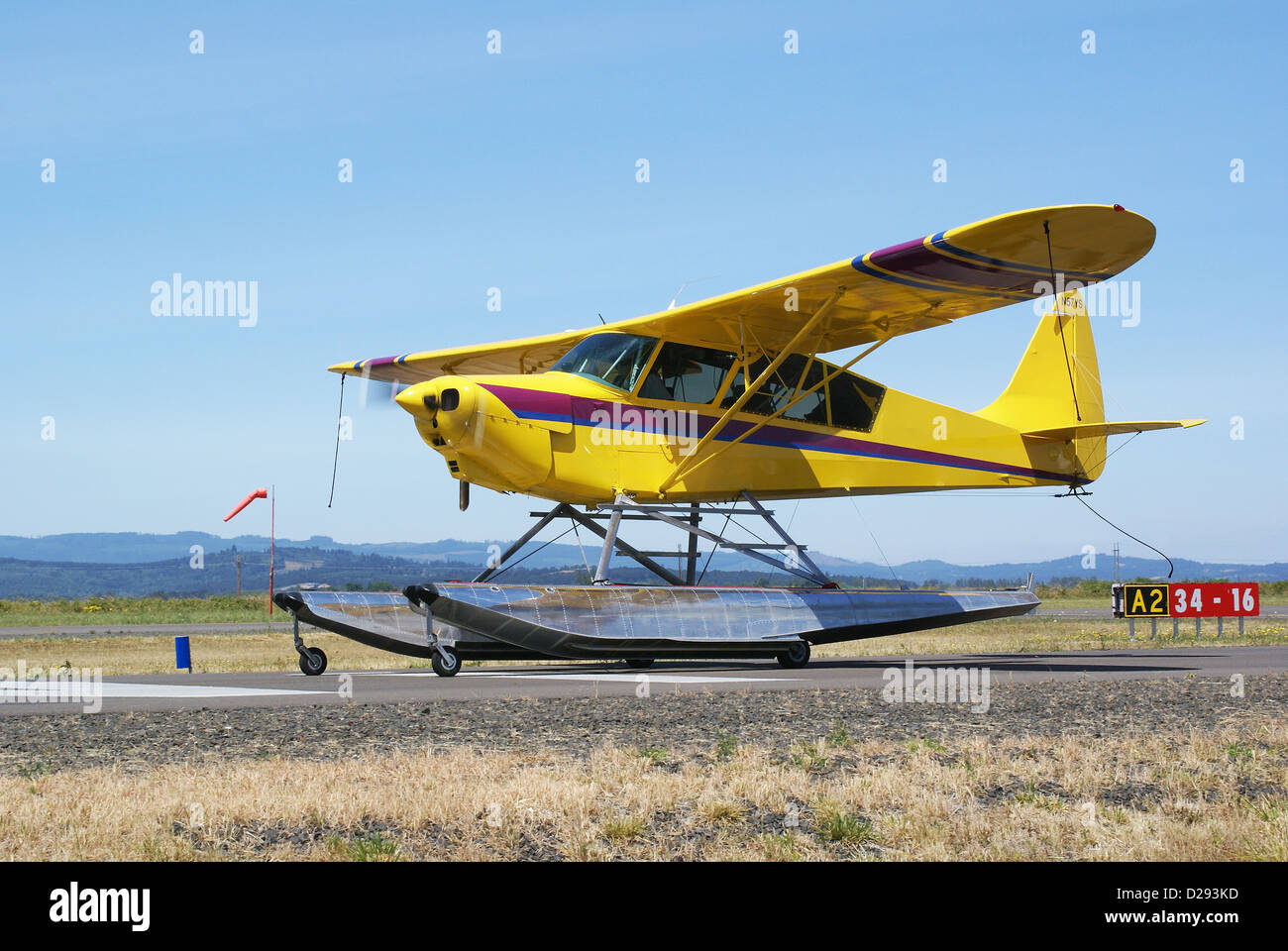 Super cub on floats hi-res stock photography and images - Alamy