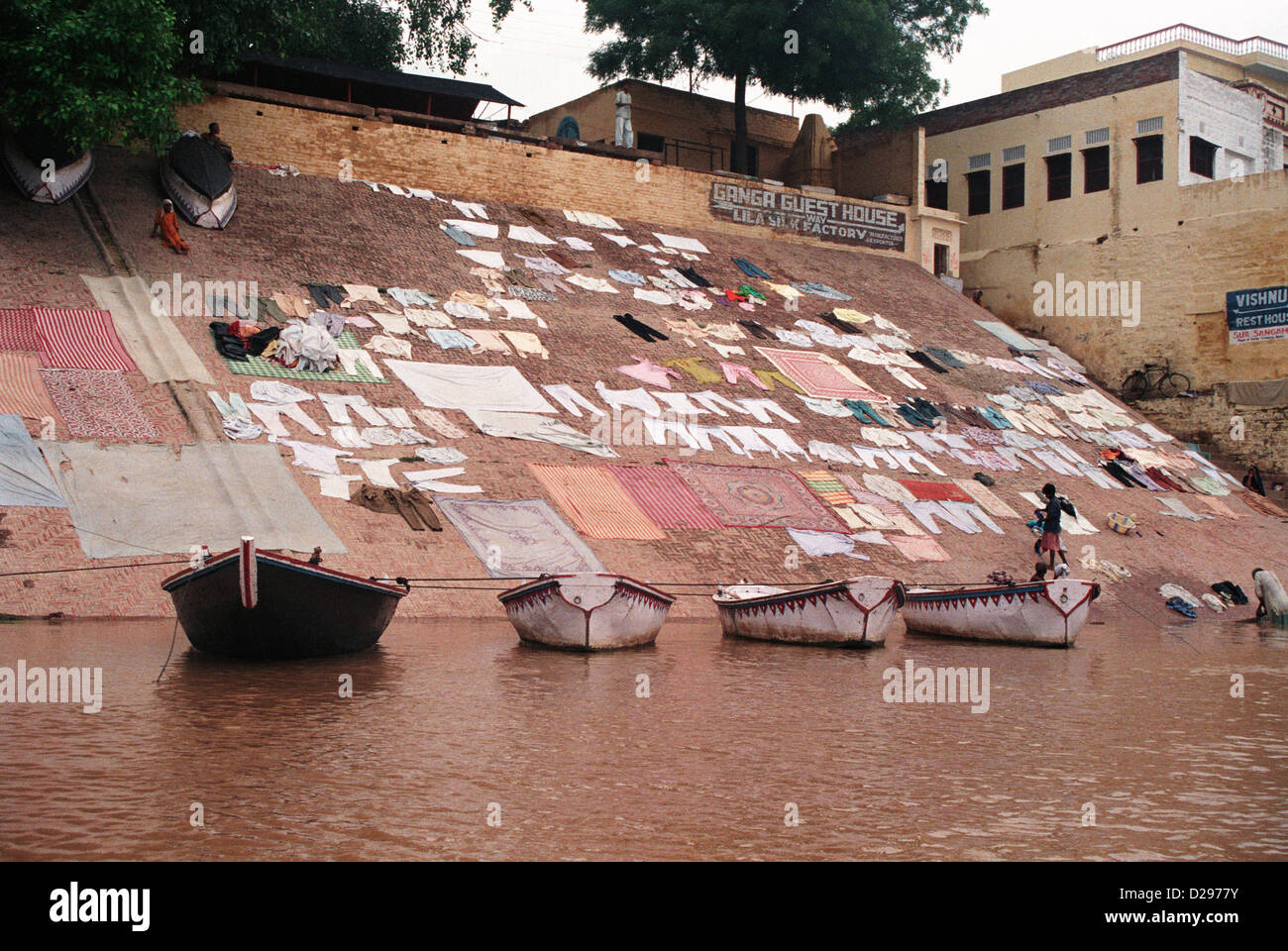 India. Laundry Drying On The Banks Of The Ganges River Stock Photo - Alamy