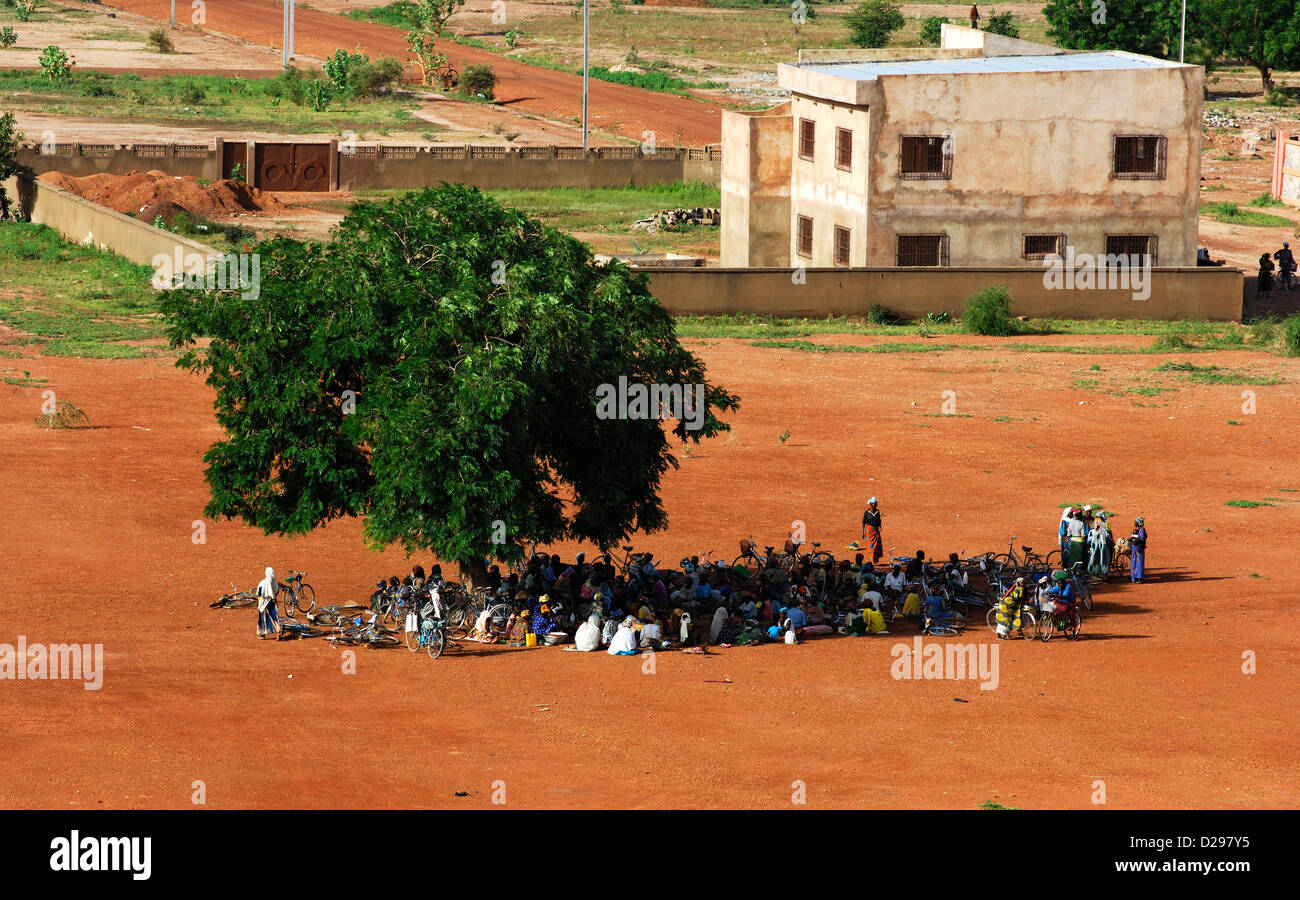 Africa village people tree meeting hi-res stock photography and images ...