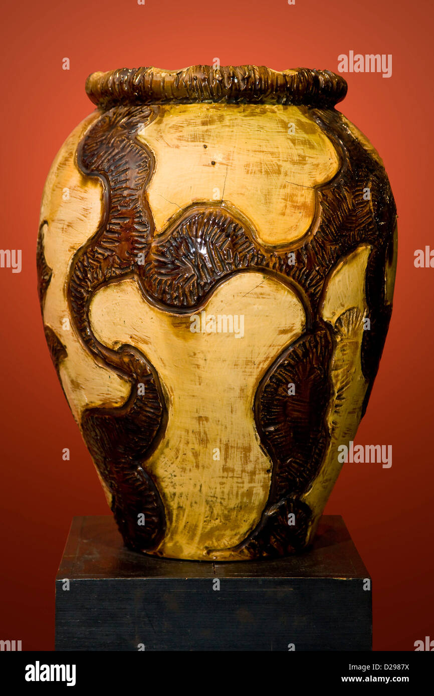 Classic pottery hi-res stock photography and images - Alamy