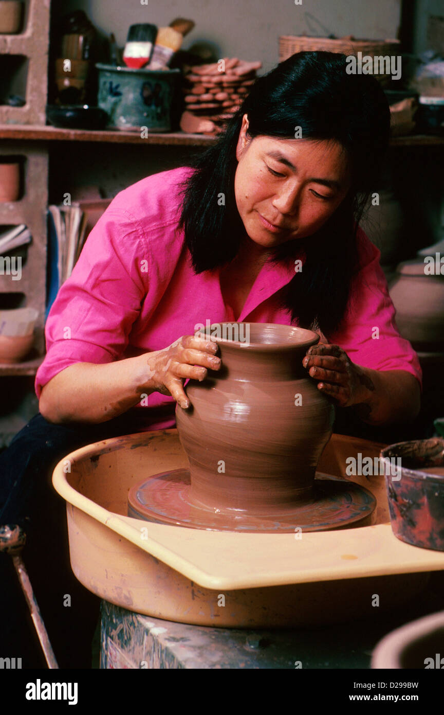 Pottery workers hi-res stock photography and images - Alamy