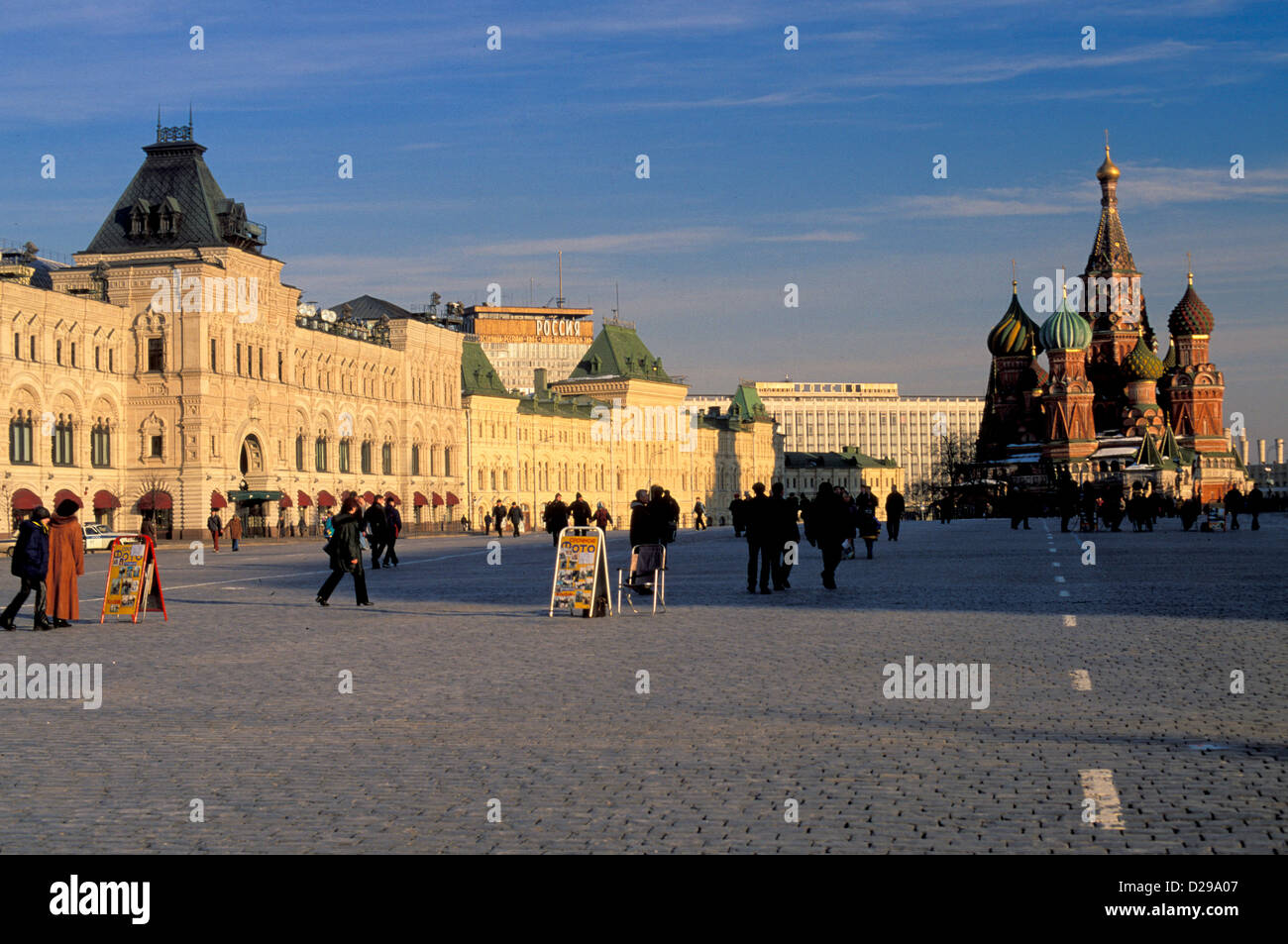 Russia, Moscow, Red Square. G.U.M. Department Store To Left And Kremlin ...
