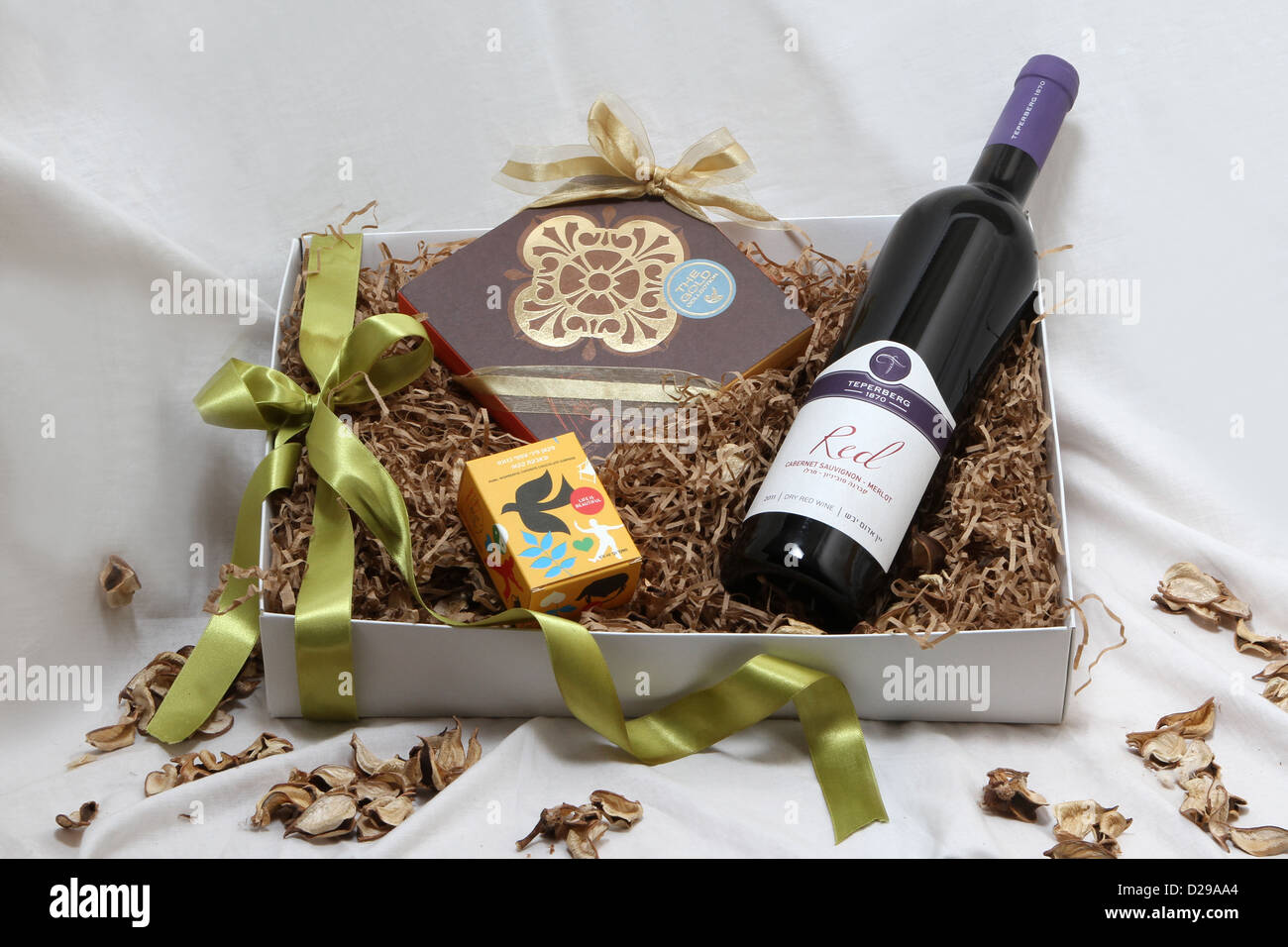 Wine bottle gift boxes hi-res stock photography and images - Alamy