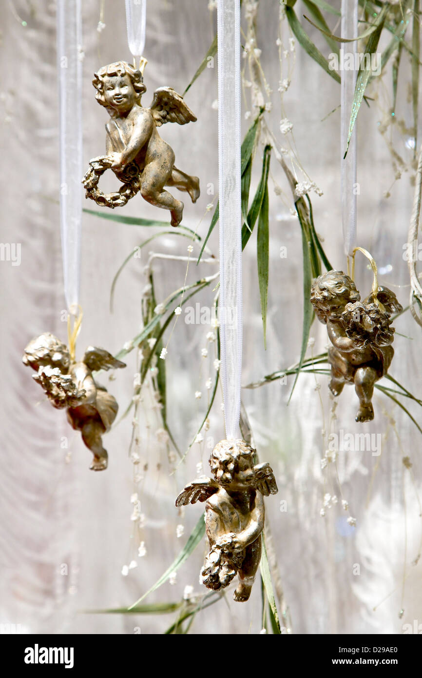 Angels figure hi-res stock photography and images - Alamy