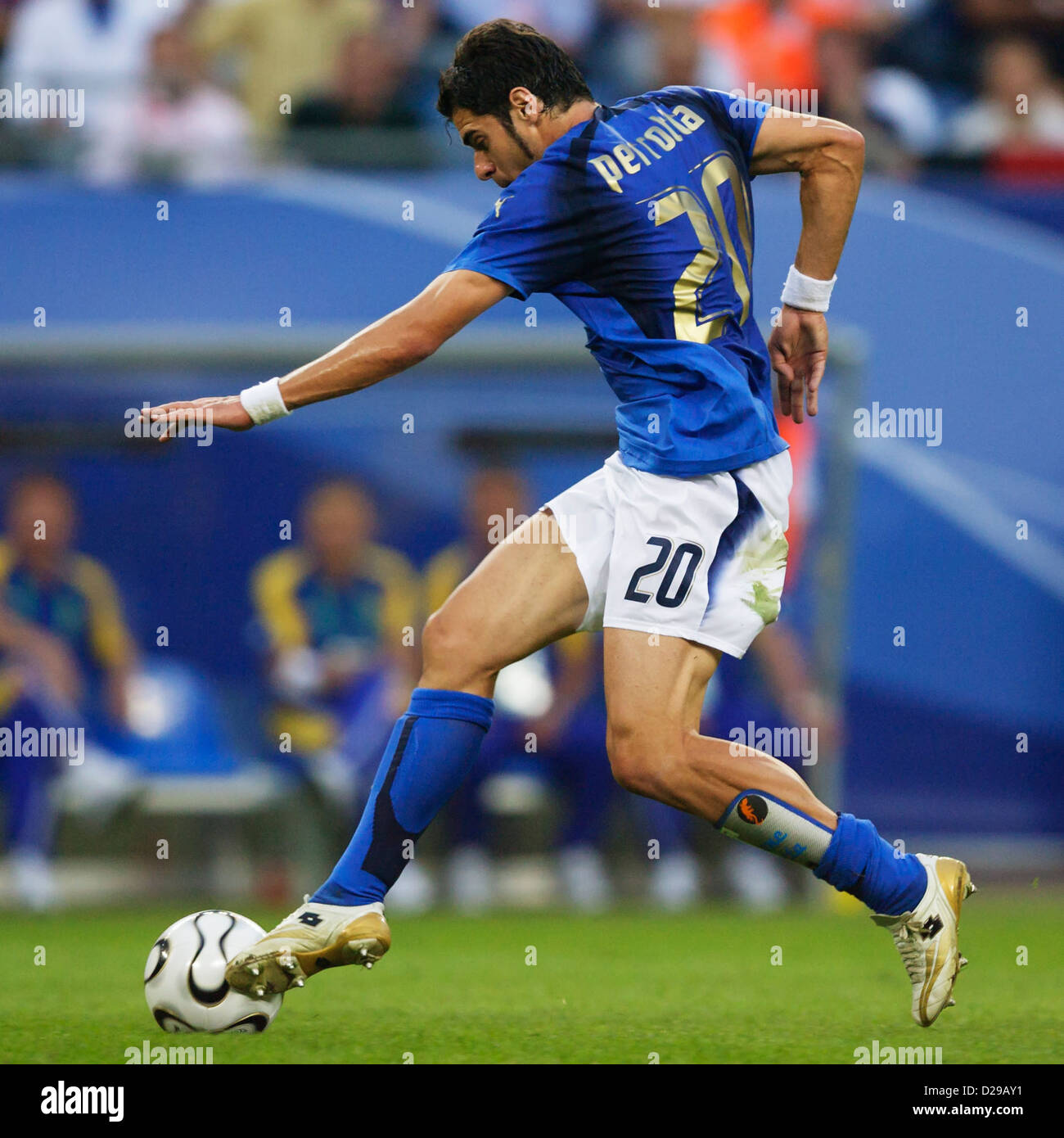 Italian soccer player simone perrotta hi-res stock photography and ...