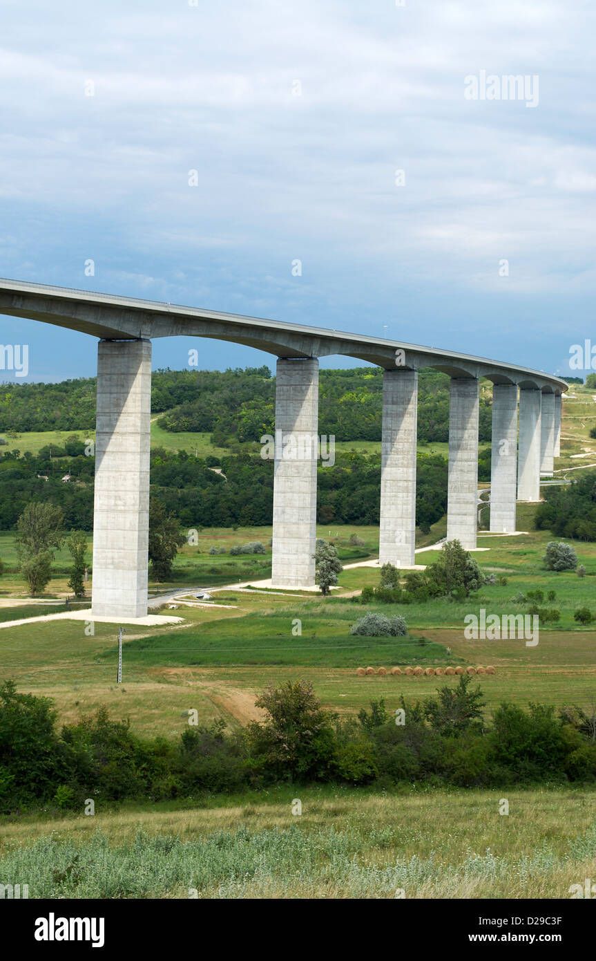 Viaduct columns bridge hi-res stock photography and images - Alamy