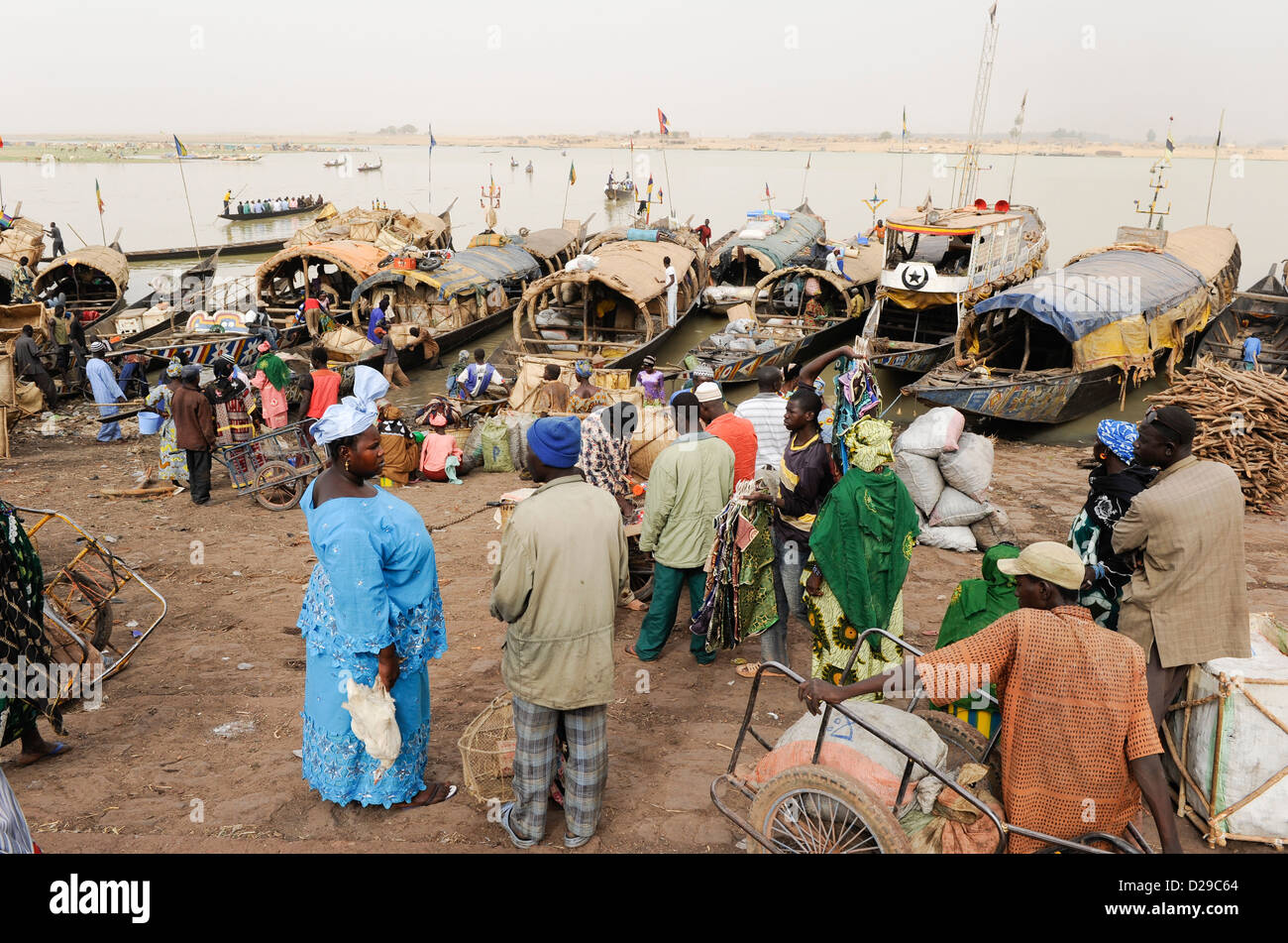 MALI Mopti market day at river Niger, pinnace in harbour Stock Photo ...