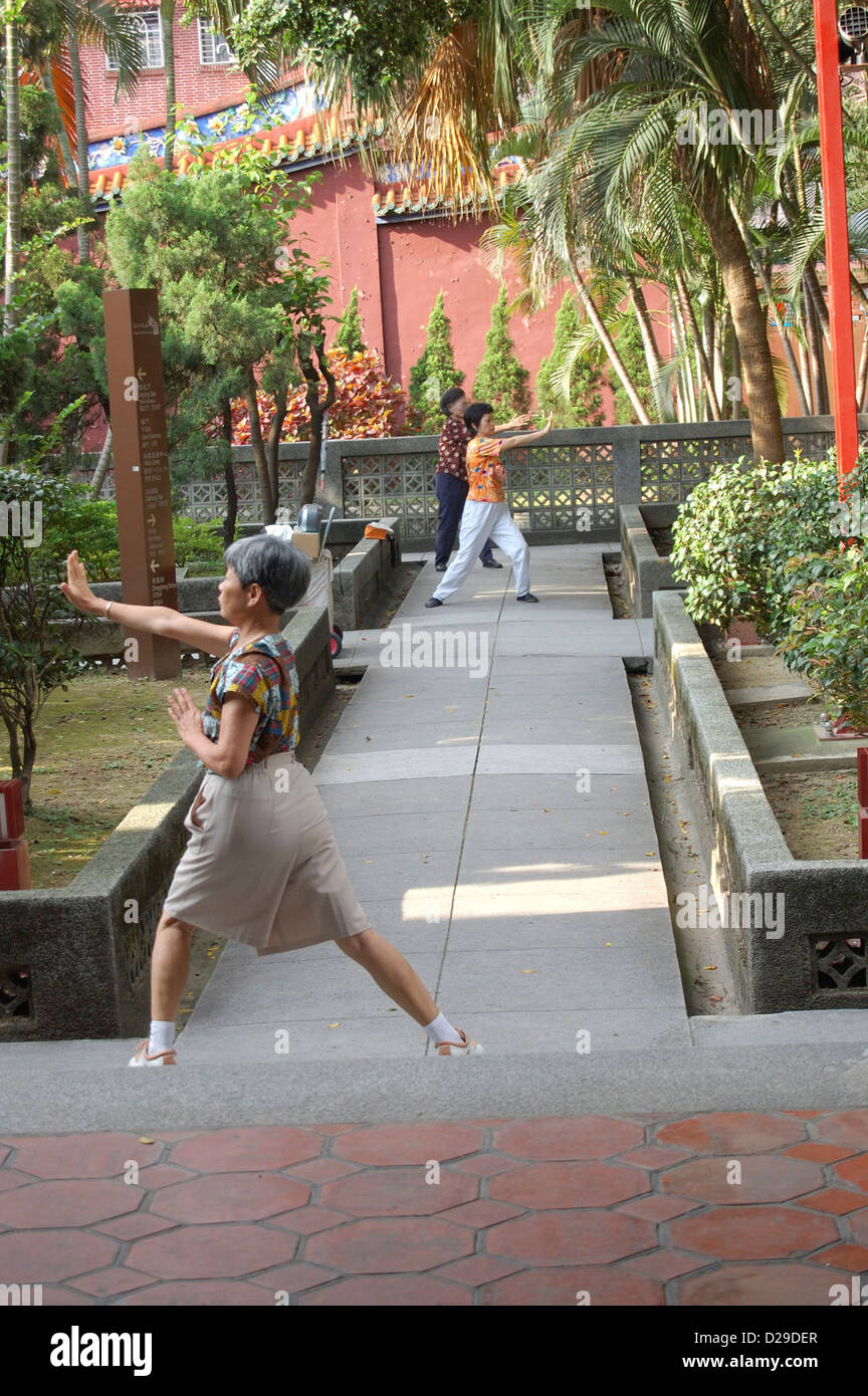 Taiwan, Taipei, Morning Tai Chi At Confucius Temple Stock Photo - Alamy