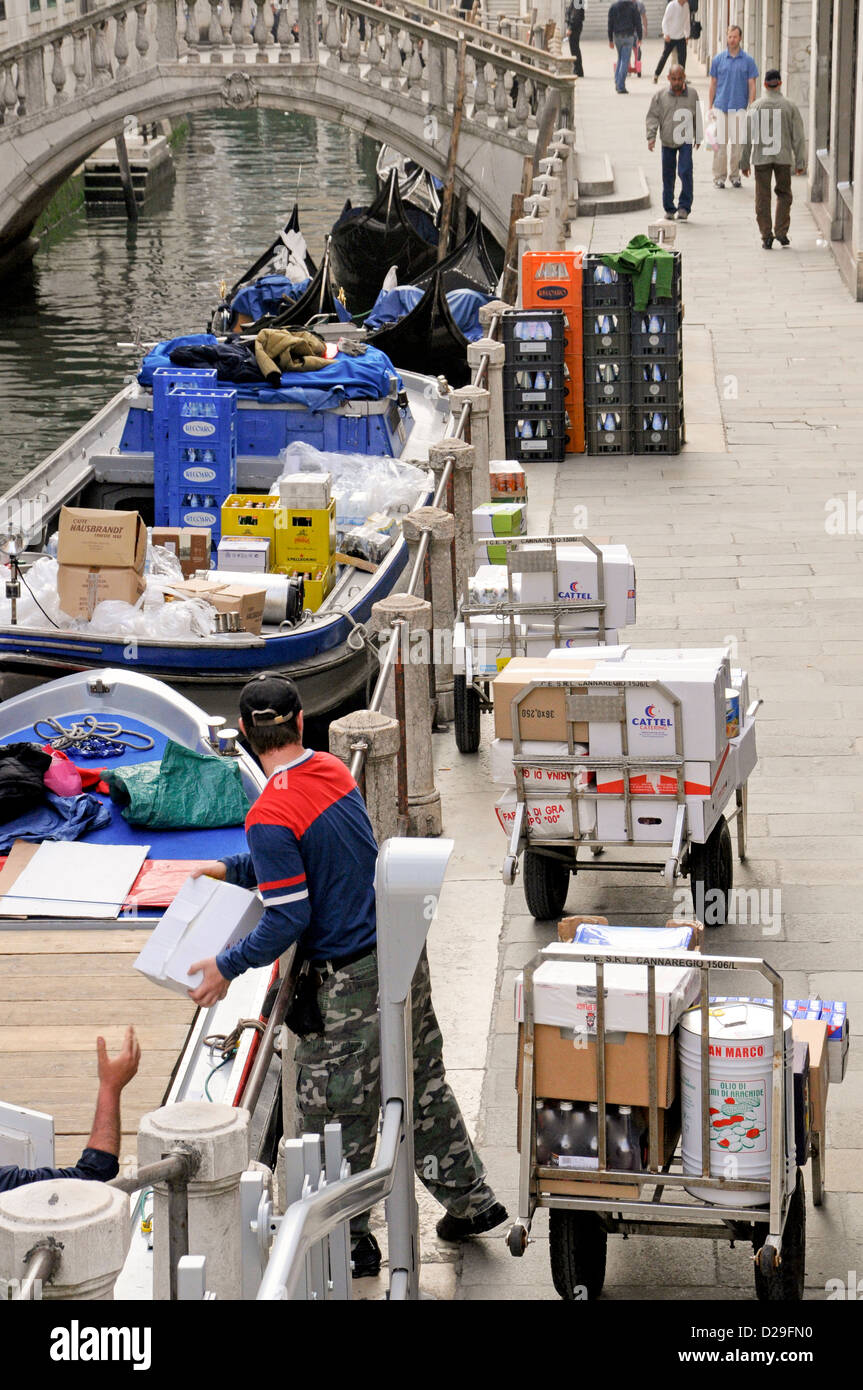 Black and white boats hi-res stock photography and images - Alamy
