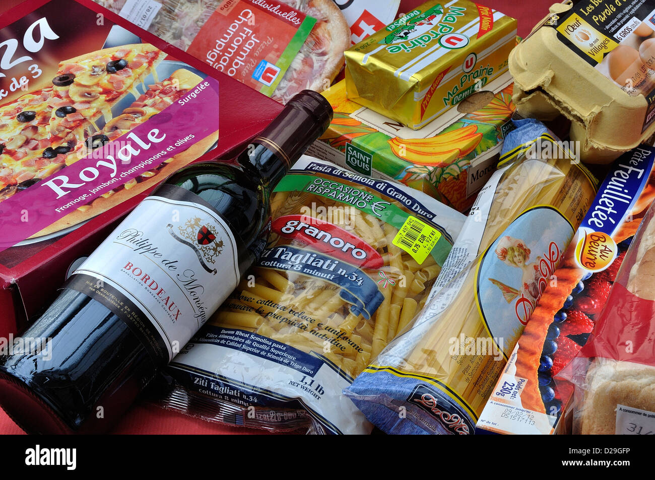 Food purchased in a supermarket : pizzas, vine, pastas, butter, sugar ...