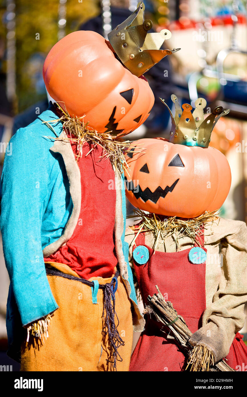 The halloween king and queen scarec hi-res stock photography and images ...