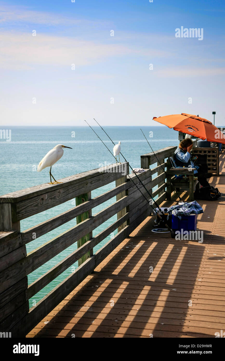 People fishing off pier hi-res stock photography and images - Alamy