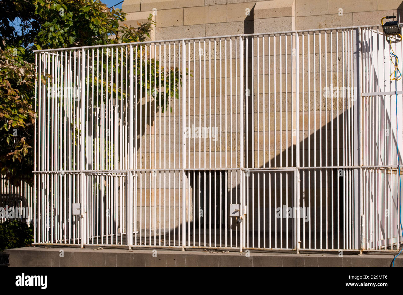 Empty zoo animal cage hi-res stock photography and images - Alamy