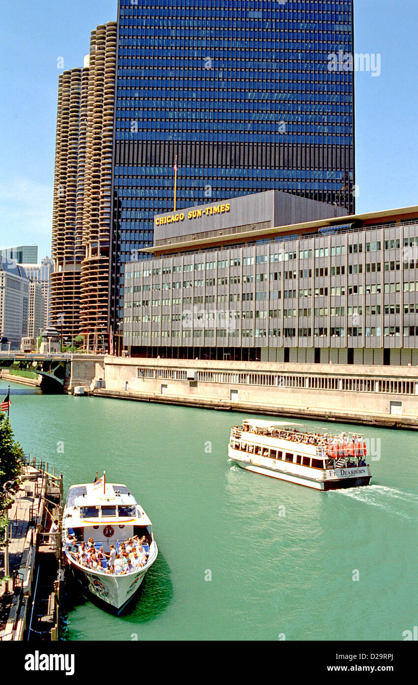 Sightseeing Boats, Chicago River Stock Photo - Alamy
