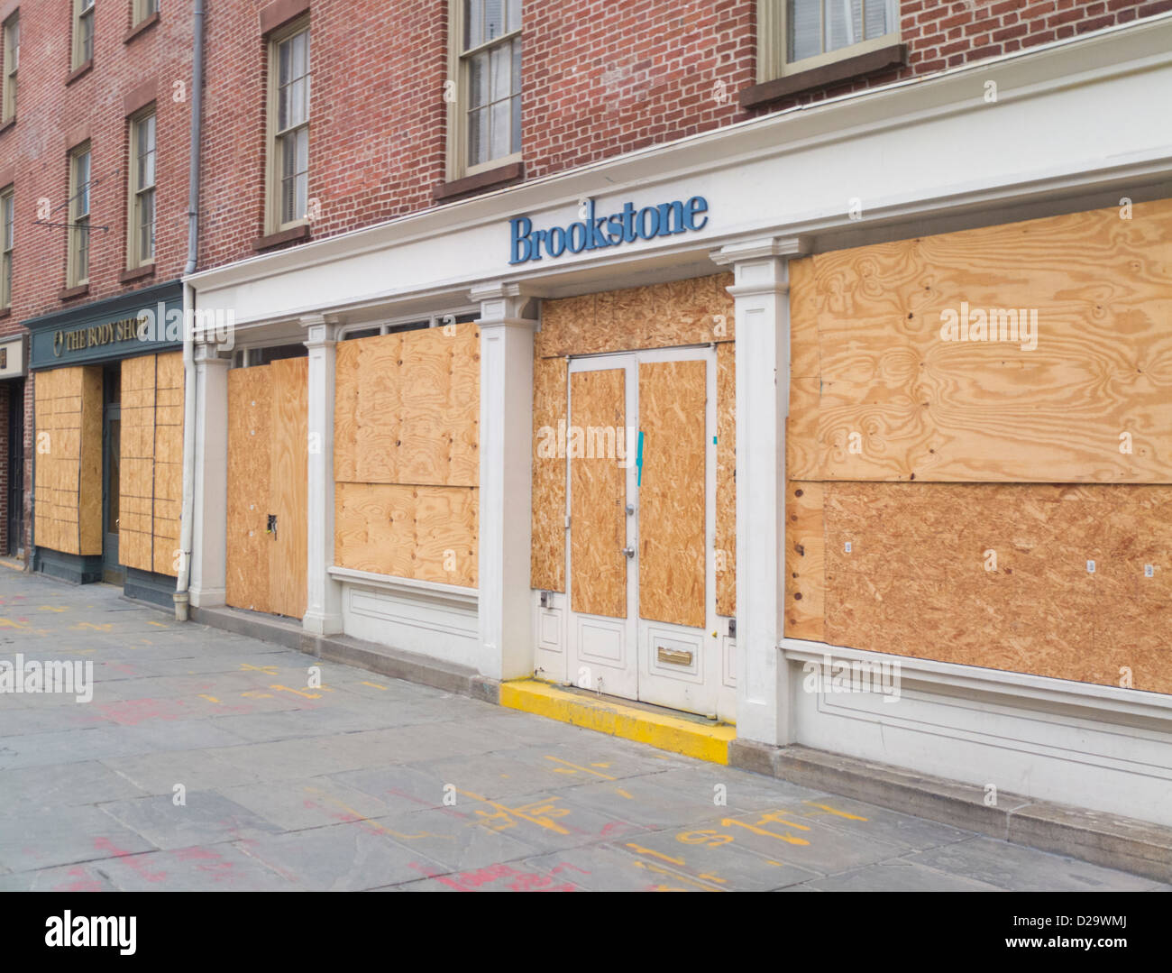 Boarded up shops hi-res stock photography and images - Alamy