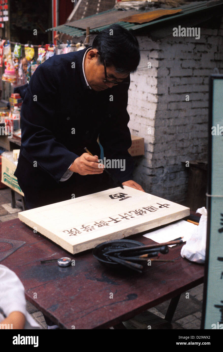 China, Xian. Man Painting Characters On Sign, Outdoors Stock Photo - Alamy