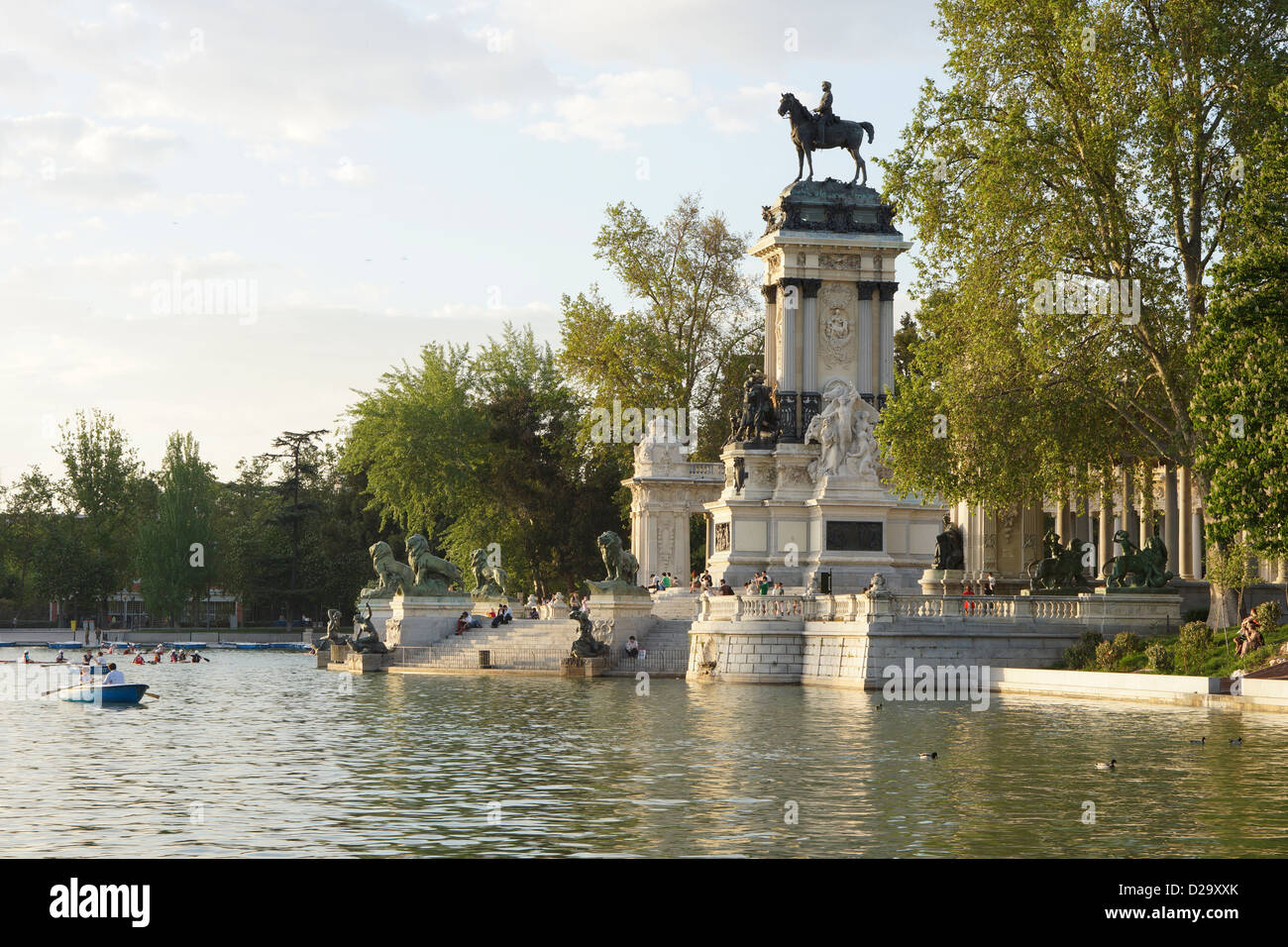 Retiro park pond hi-res stock photography and images - Alamy