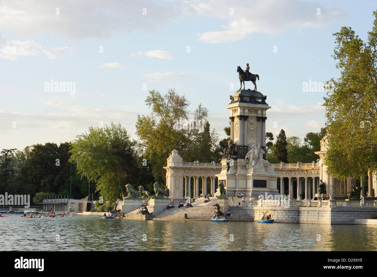 retiro park madrid spain pond lake estanco statue Stock Photo - Alamy