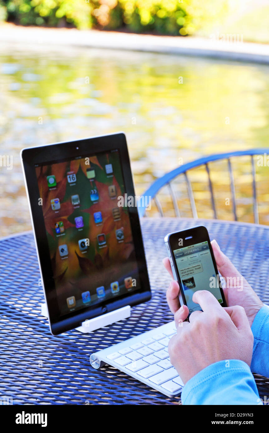 Texting smartphone ipad table hi-res stock photography and images - Alamy