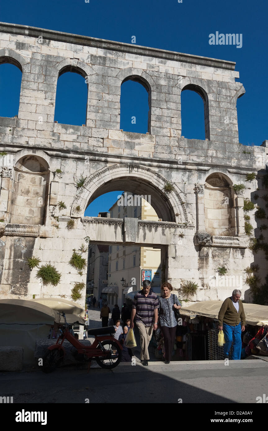 Gate split hi-res stock photography and images - Alamy