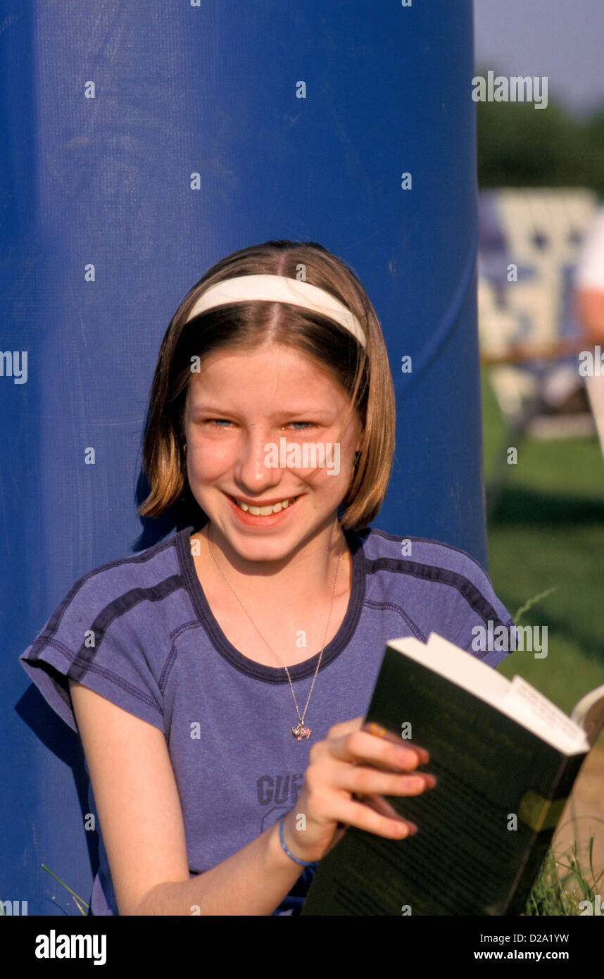 Illinois 12 year old girl reading outdoors hi-res stock photography and ...
