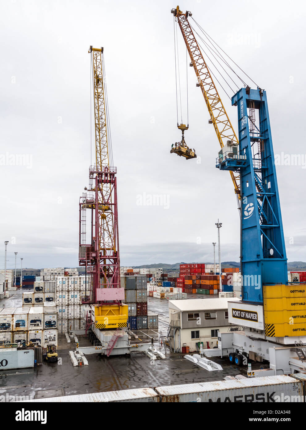 Handling shipping containers hi-res stock photography and images - Alamy