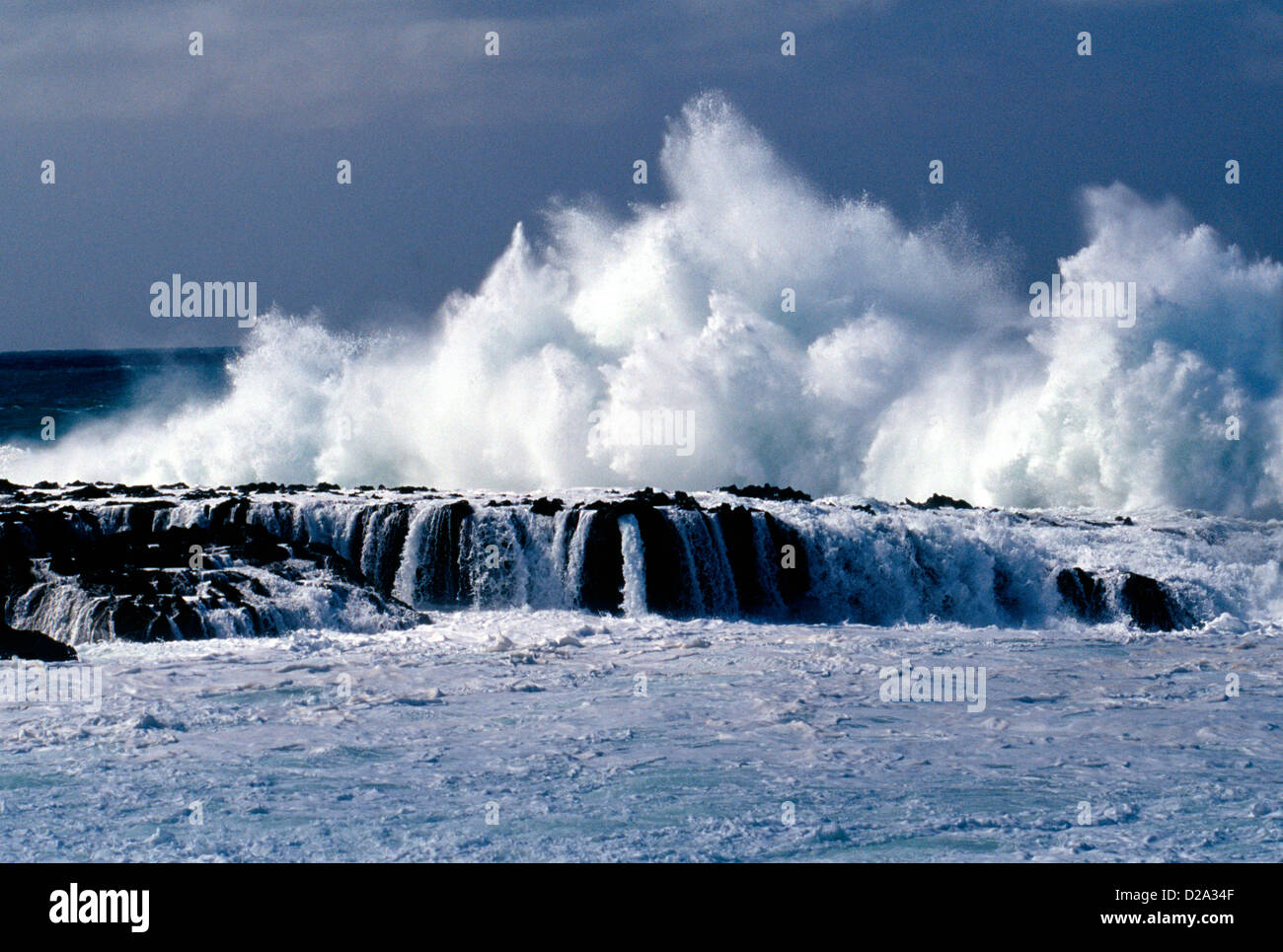 30 foot waves breaking on hi-res stock photography and images - Alamy