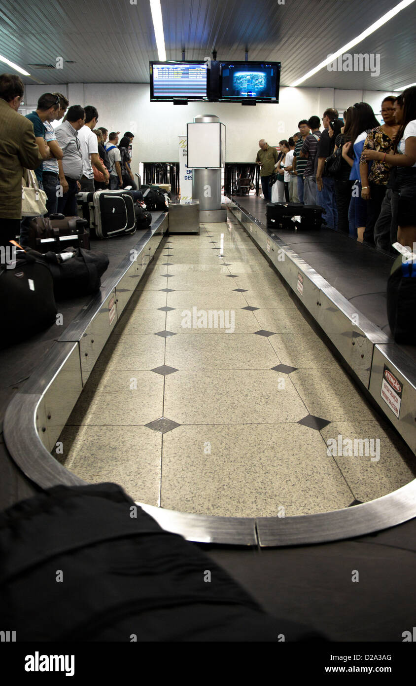 Airport luggage carousel hi-res stock photography and images - Alamy