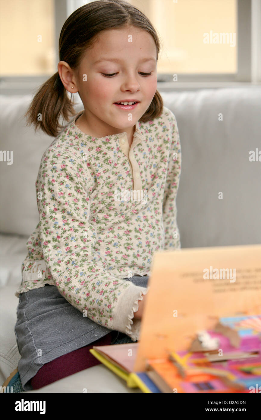 Pop up book hi-res stock photography and images - Alamy