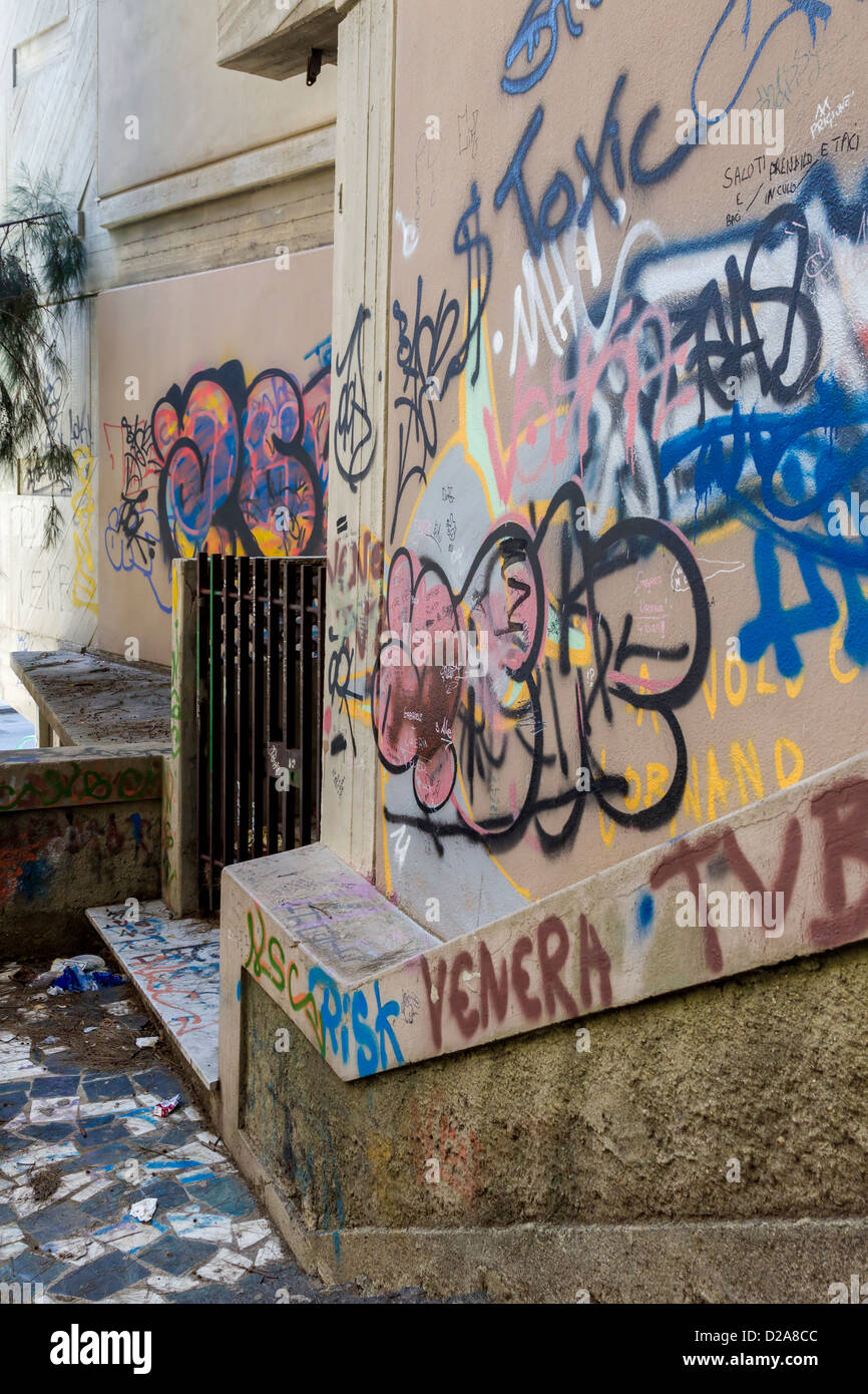 Defaced walls hi-res stock photography and images - Alamy