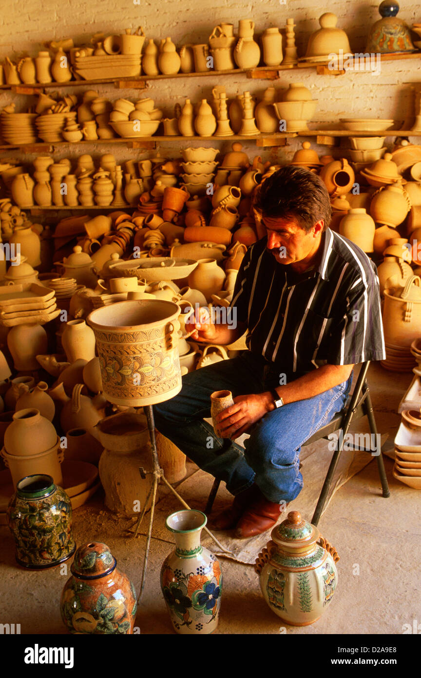 Mexico, Guanajuato. Man In Capelo Pottery Studio Stock Photo - Alamy