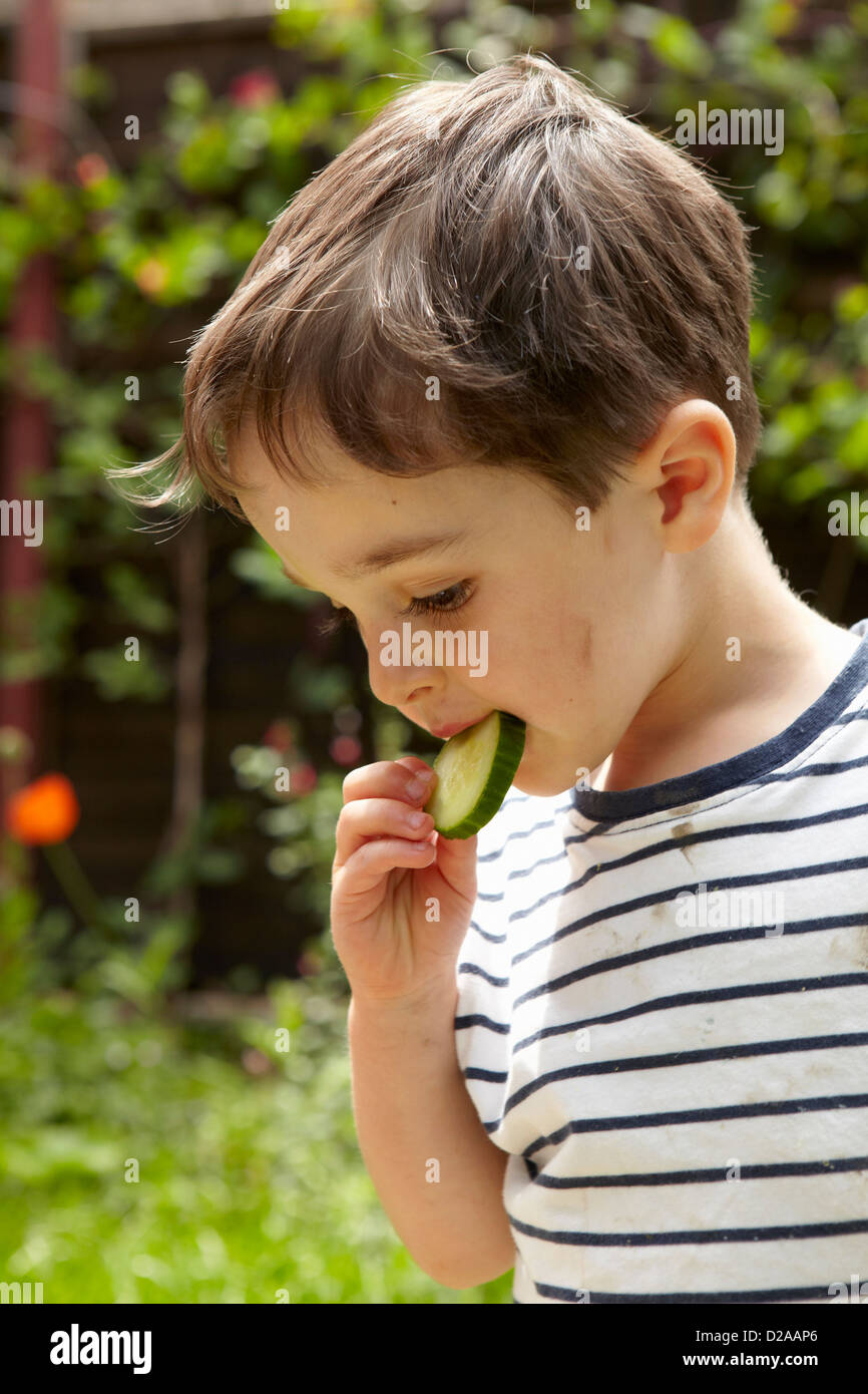 3 boys eating food garden hi-res stock photography and images - Alamy