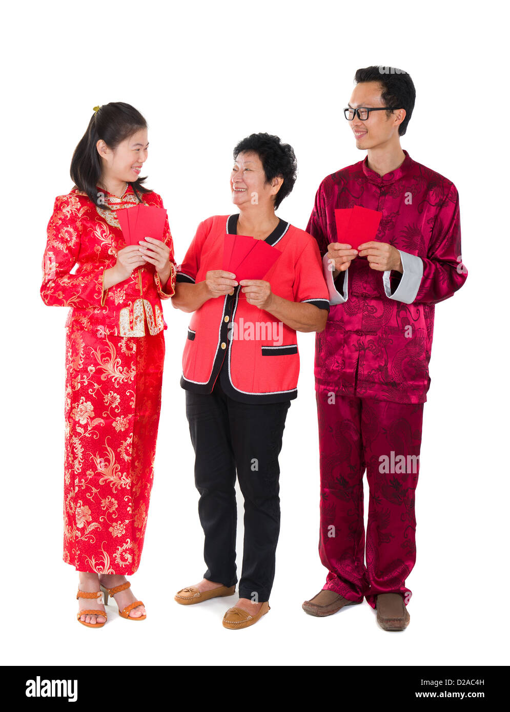 chinese family with ang pow during new year Stock Photo - Alamy