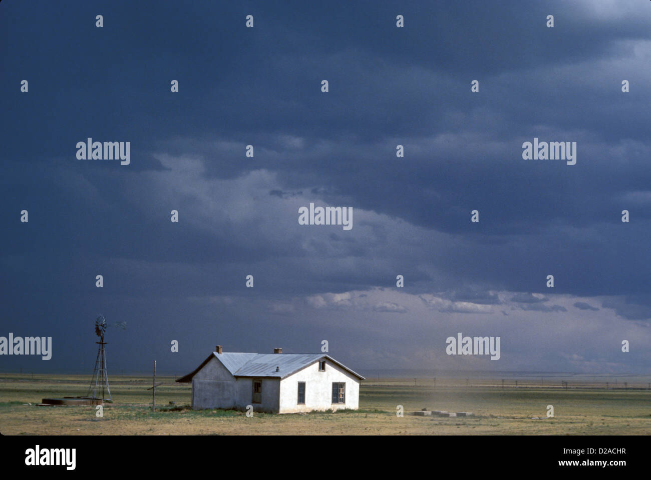 Farmhouse houses hi-res stock photography and images - Alamy