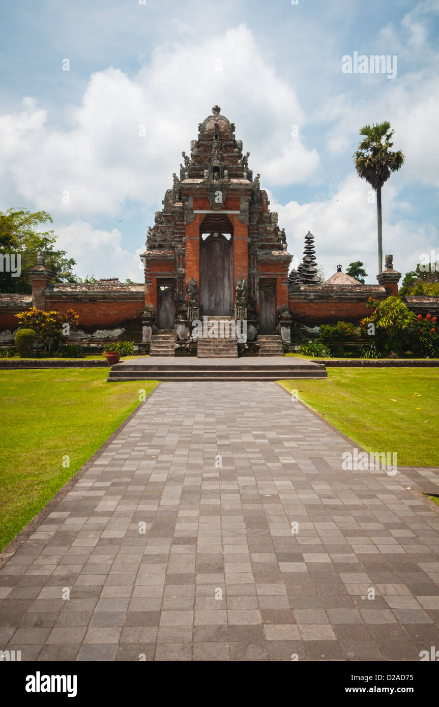 Main gate to Pura Taman Ayun - hindu temple near Mengwi, Bali ...