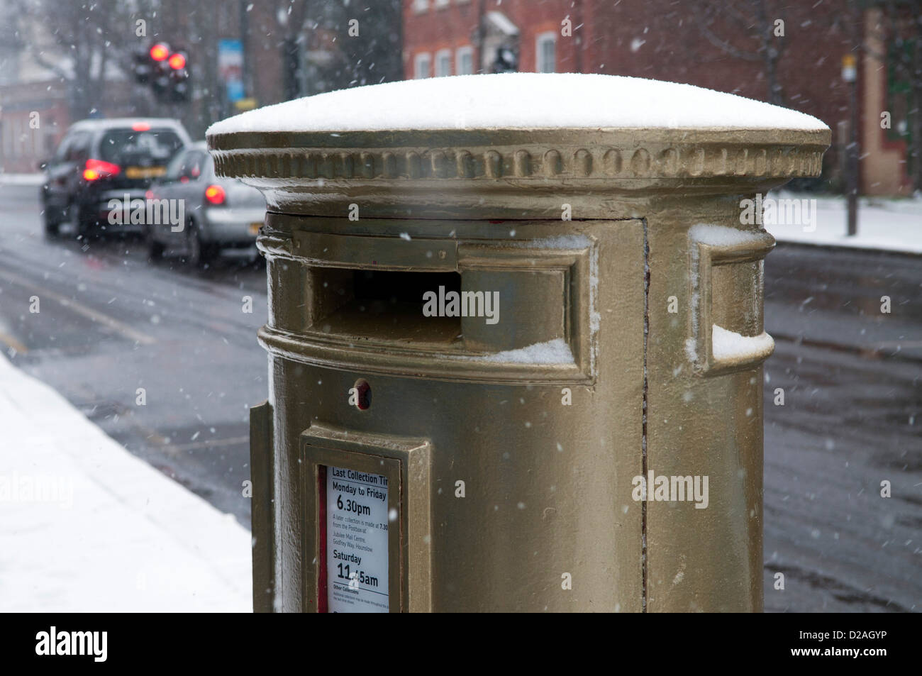 Gold post box hi-res stock photography and images - Alamy