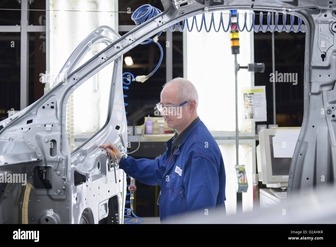 Factory Worker 40s Stock Photos & Factory Worker 40s Stock Images - Alamy