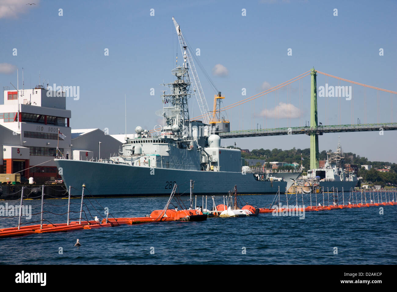 Hmcs iroquois ddg 280 hi-res stock photography and images - Alamy