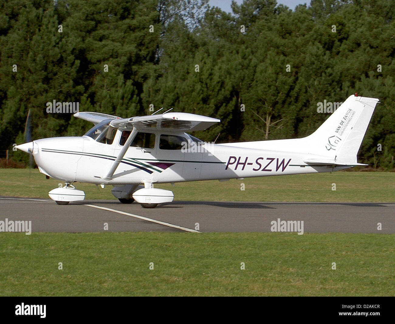 Cessna skyhawk cockpit hi-res stock photography and images - Alamy