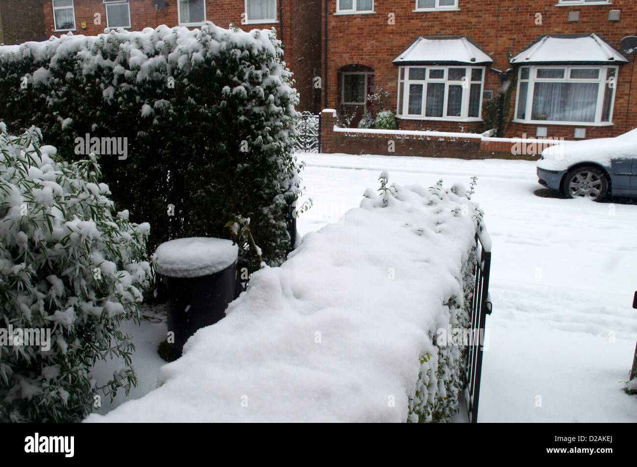 Snow on British terraced street Stock Photo - Alamy