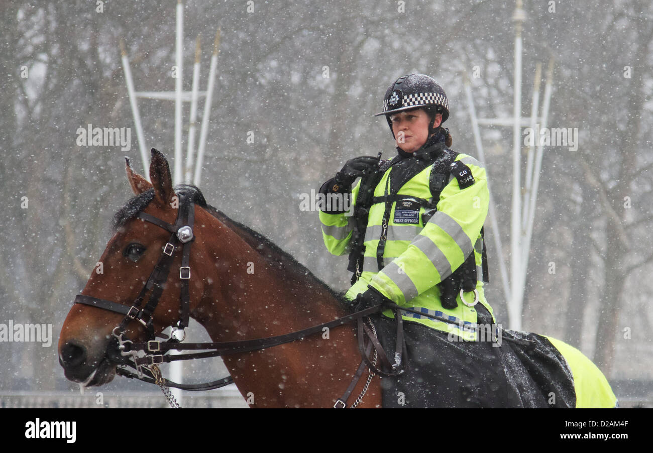 London, UK. A police officer and her horse outside Buckingham Palace ...