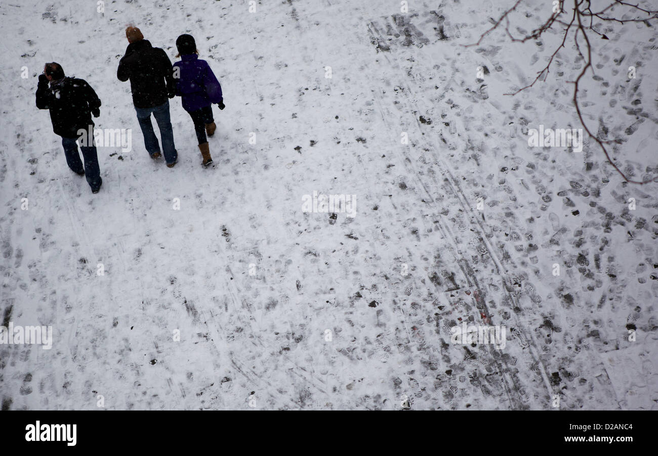 Pedestrians walk through snow hi-res stock photography and images - Alamy
