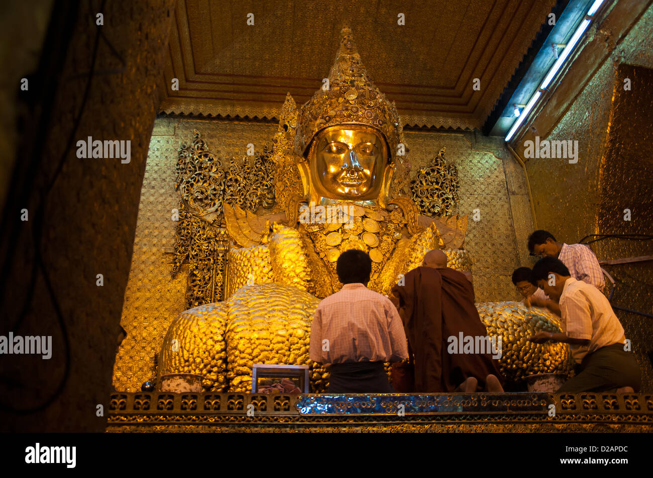 Mahamuni Statue, Mandalay, Myanmar Stock Photo - Alamy